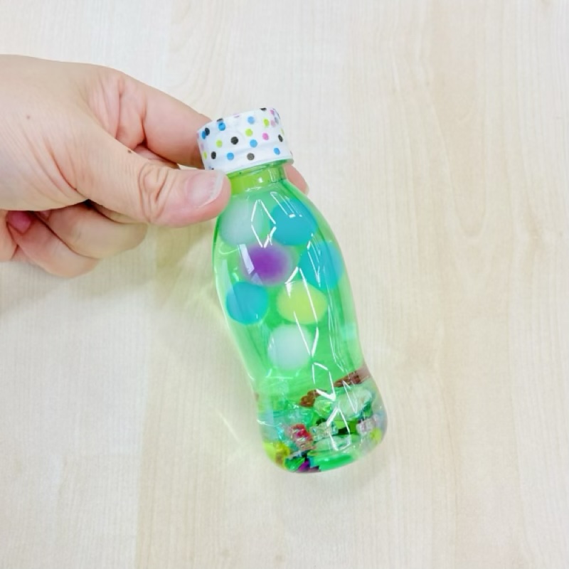洗濯のりで簡単!センサリーボトルの作り方 おもちゃの中身は水だと腐る? | イエコレクション iecolle | インテリア、雑貨情報が満載のWEBメディア